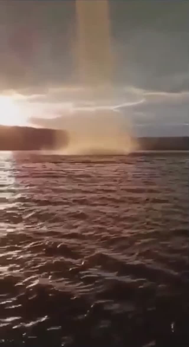 «Небо» всасывает воду из реки.