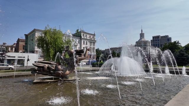 Фонтан МУЗА у театра Оперы и балета