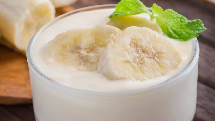 Йогурт, взбитый с бананами.