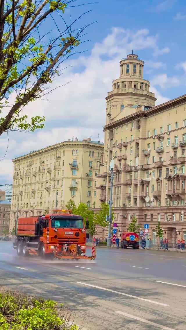 Едет КАМАЗ 61 — спецтехника на улицах Москвы