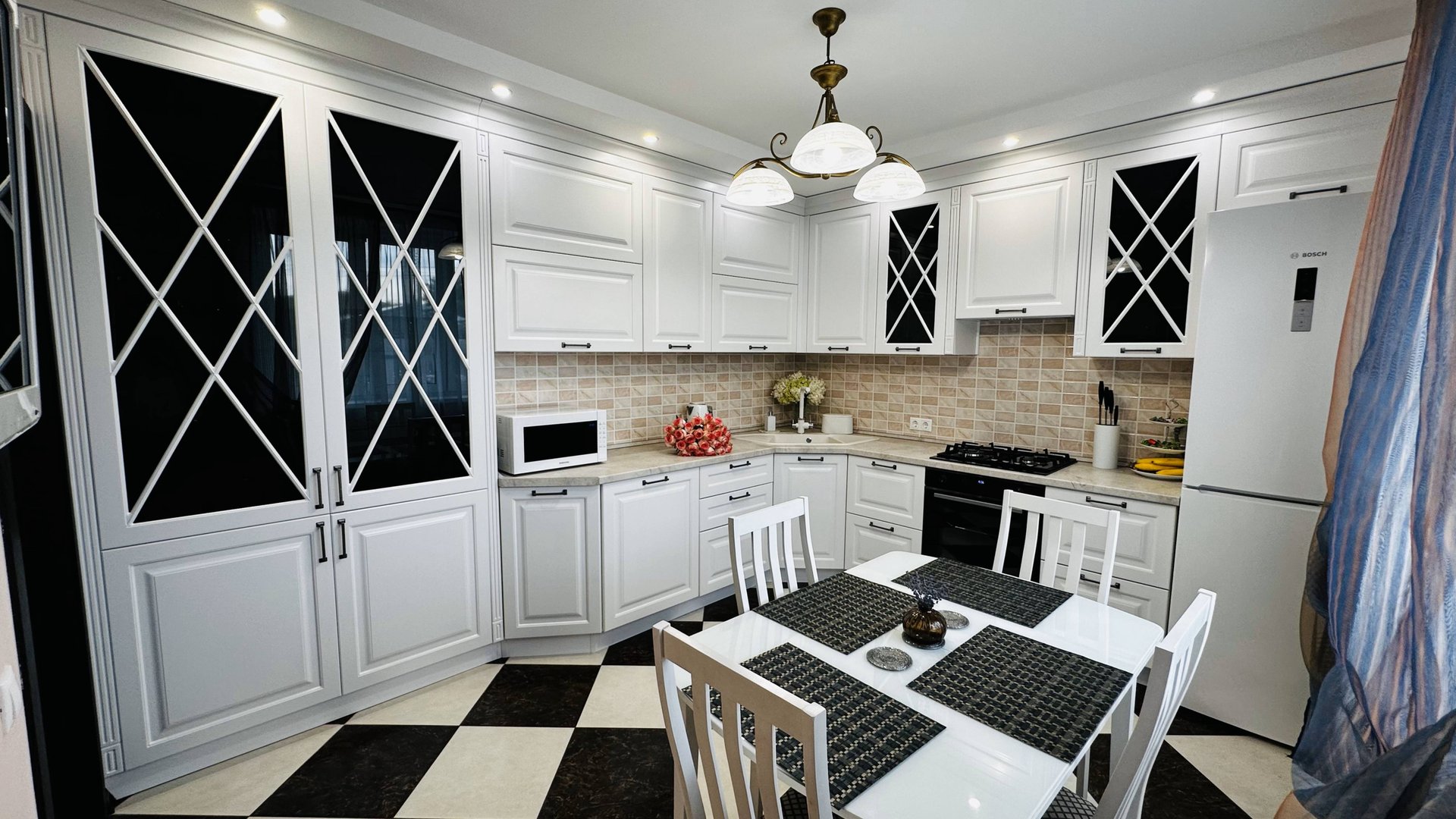 Белая классическая кухня с витринами в английском стиле.