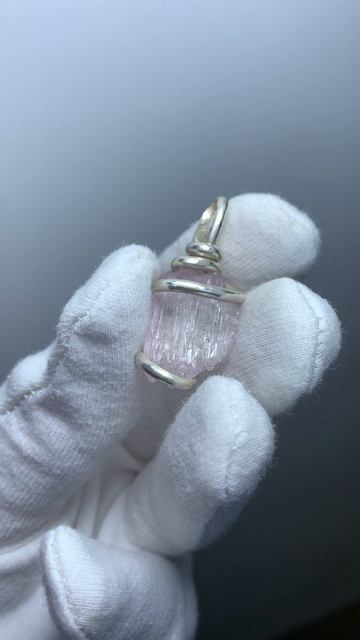 Кулон с кунцитом