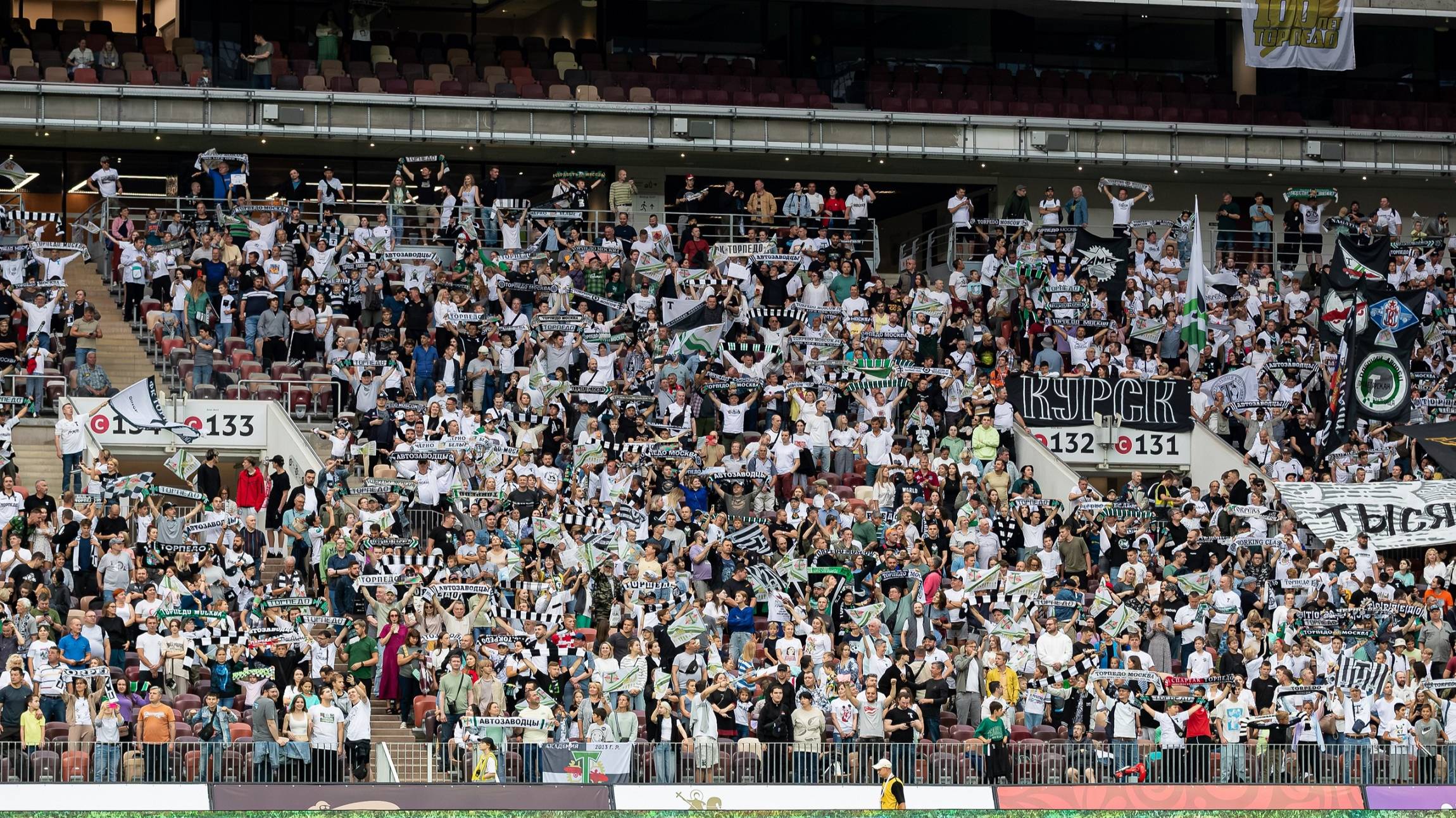 Болельщики футбольного клуба Торпедо на матче с КАМАЗом. Фанатская трибуна