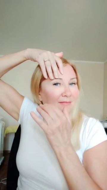 Гладкий лоб без уколов! Лучшая техника массажа от морщин и нависшего века