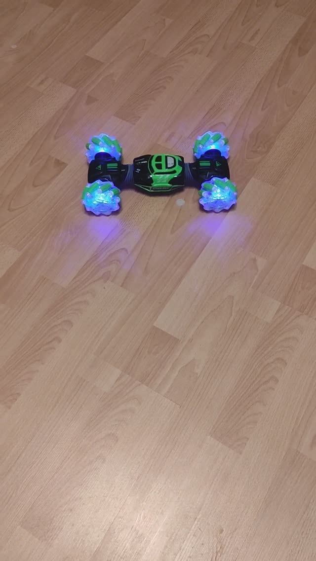 Машина - робот хочет поиграть в футбол!