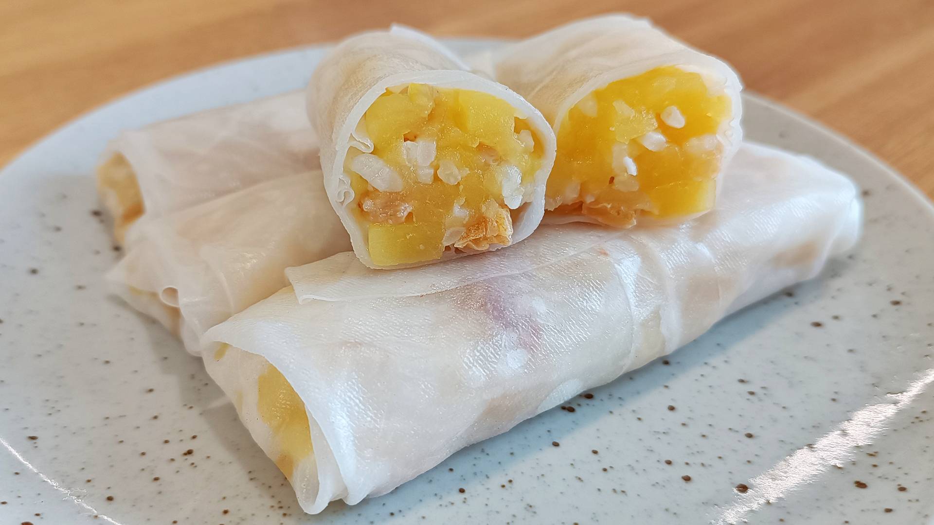 Роллы с яблоками, изюмом и рисом