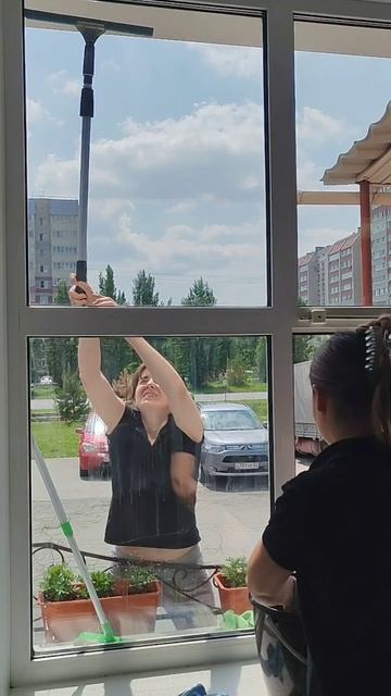 Сегодня у девчонок генеральная уборка.