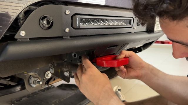 Установка буксировочных  передних крюков BMS для Chevrolet Silverado 2022-2025 (2 шт.)