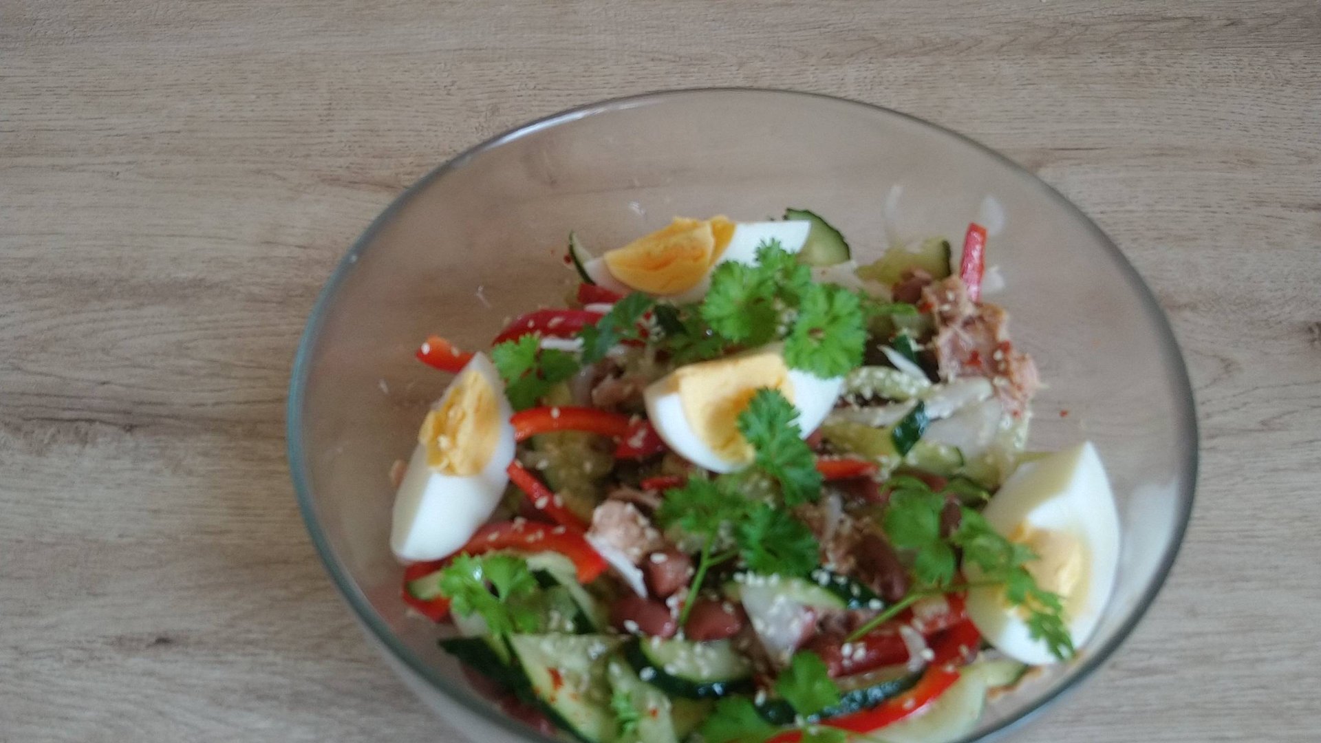 Легкий, но при этом сытный белковый салат на лето.