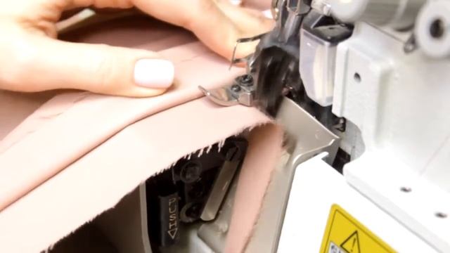 ОБМЕТЫВАНИЕ ШАГОВОГО ШВА БРЮК НА ОВЕРЛОКЕ