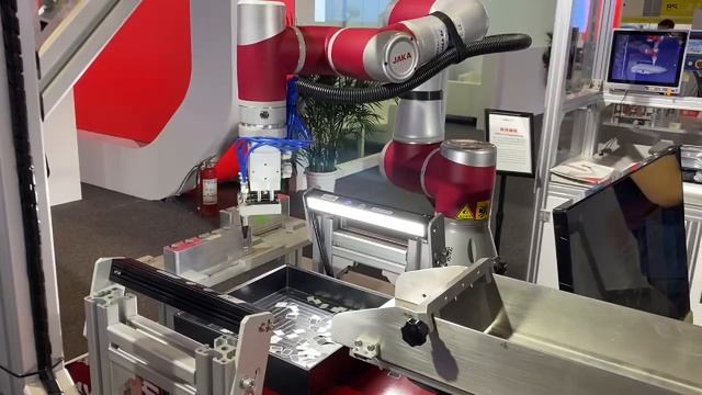 Сортировка коботом Jaka, 1