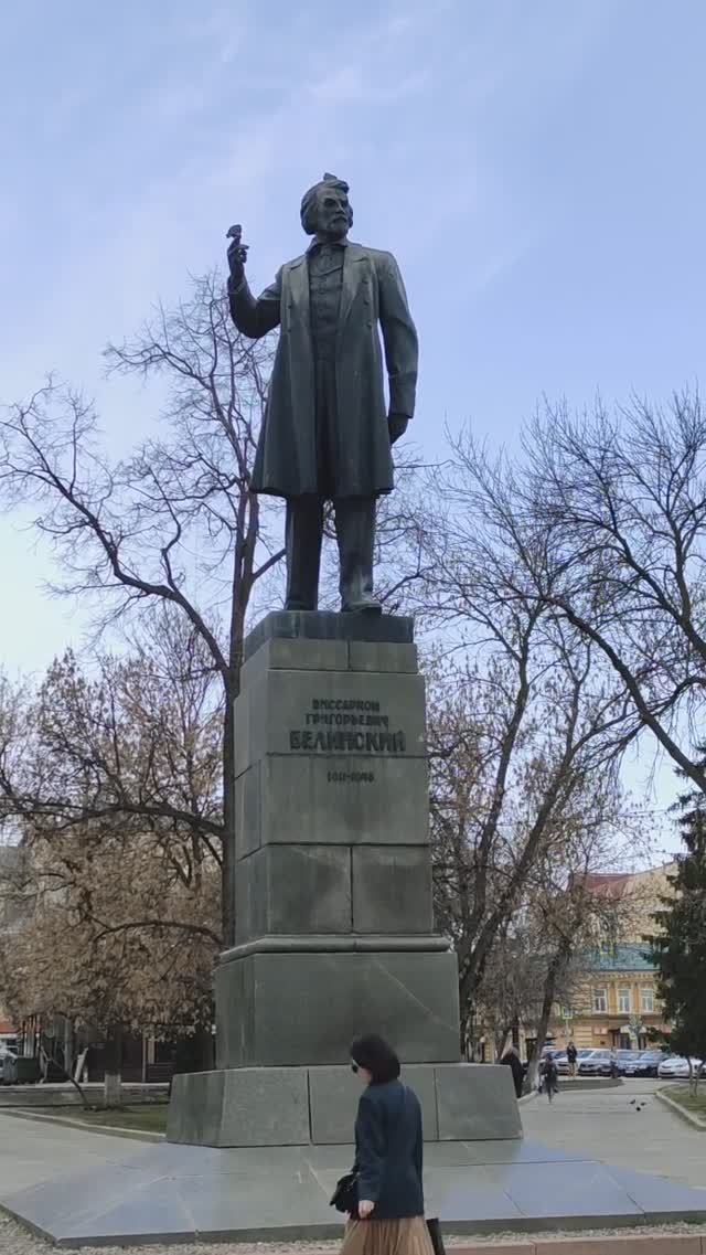 Памятник Белинскому в Пензе. Monument to Belinsky in Penza. Favorite place for pigeons.
