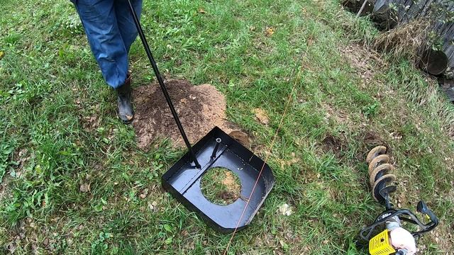 Лопата для мотобура в работе.