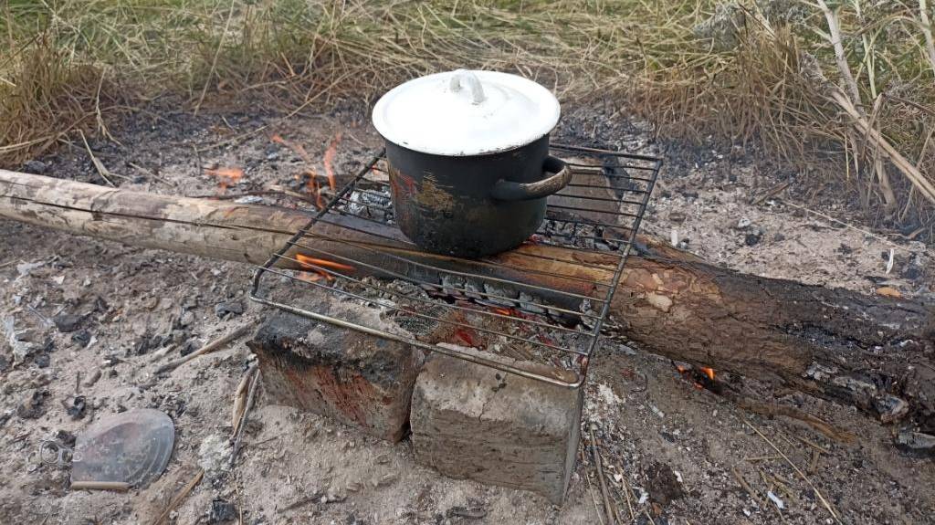 Удобное костровое приспособление для приготовления пищи