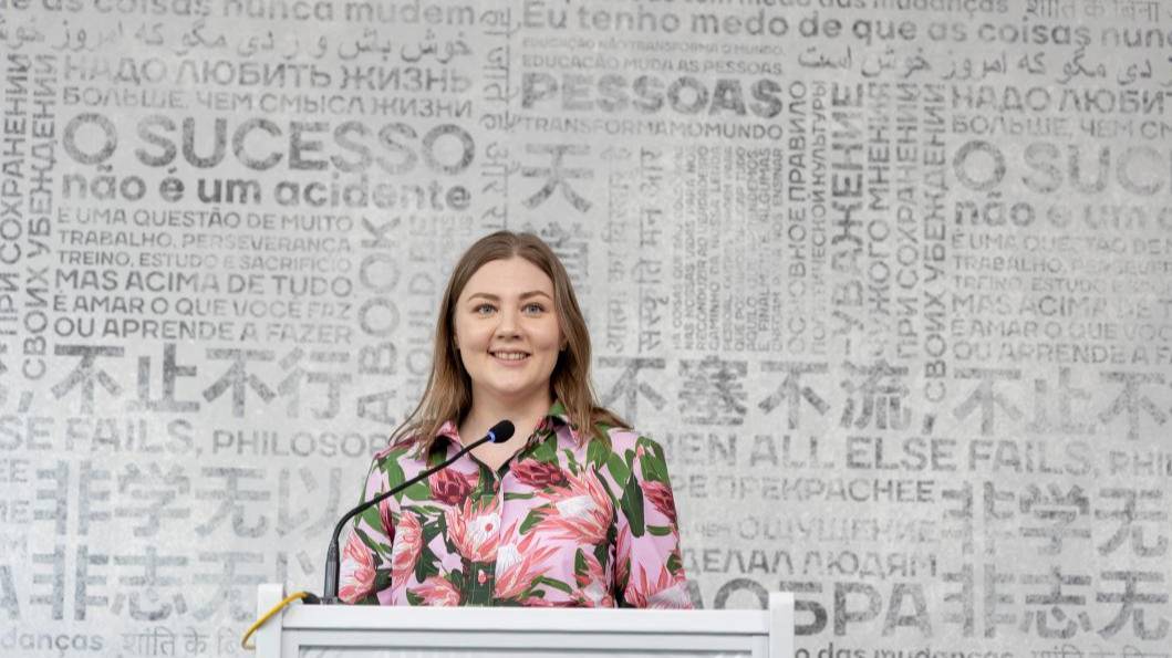 Эти фразы принадлежат людям, жившим в разные эпохи.Жанна Толстикова.