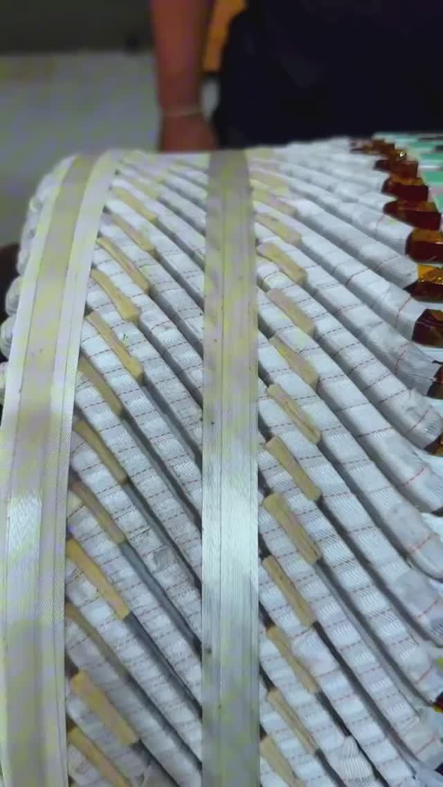 Ремонт обмоток электрически двигателей в ремонтном цеху.