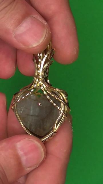 Кулон ручной работы из лабрадора и проволоки латунь в технике Wire Wrap.