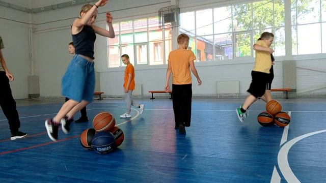 Прыжки через мячи Хлест ногами брасс