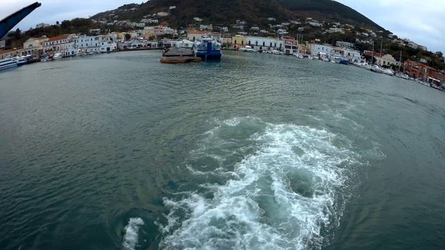 уход парома с острова Искья