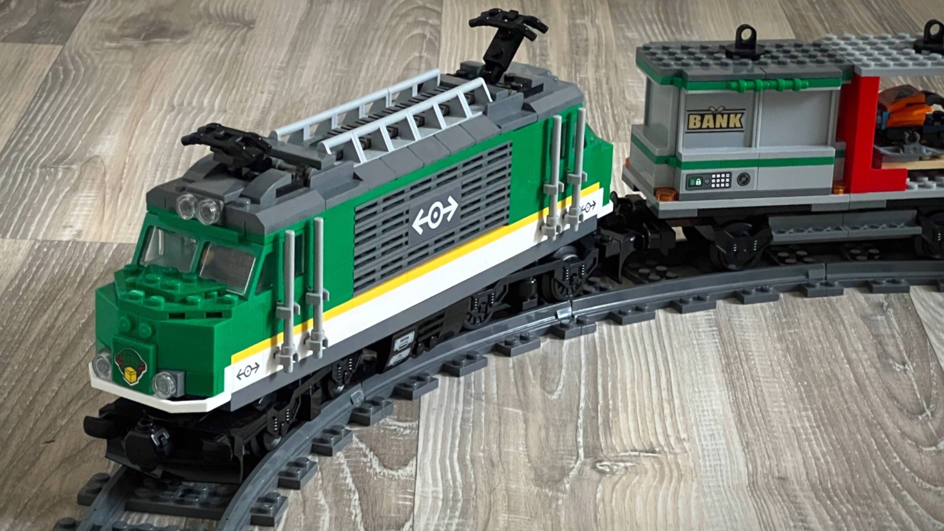 ПОЕЗДА для детей - Грузовой лего-поезд с вагонами - Детский канал про поезда игрушки и жд