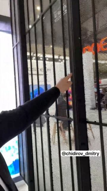 Что с обратной стороны прозрачных экранов?