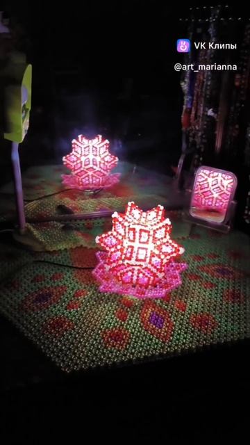 Этот светильник сплетен из бусин и лески