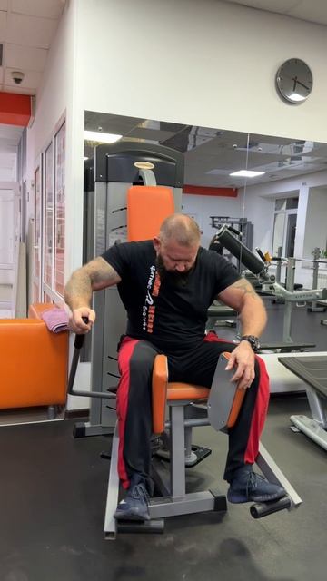 Сведение ног сидя