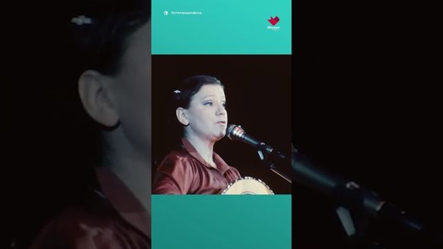 Поет Жанна Бичевская