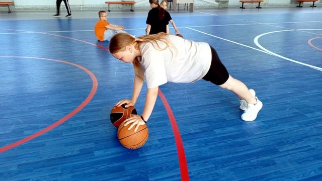 Планка на мячах с движением