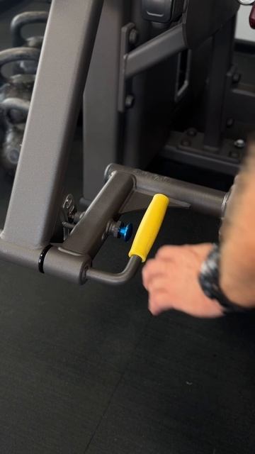 Тренажер для упражнений на квадрицепс (разгибание ног сидя)