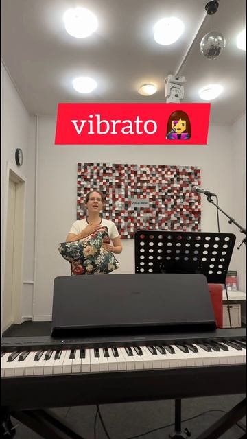 На уроке вокала. Разучиваю аккорды и вибрато для песни "Полюшко" (MIRAVI)