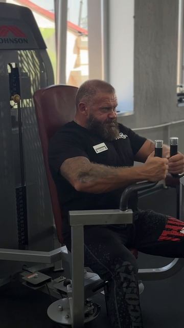 Тренажер на сведение мышц груди