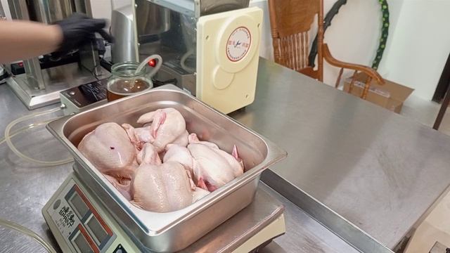 Шприц-инъектор для посола мяса в работе, копченые бройлеры корнишоны