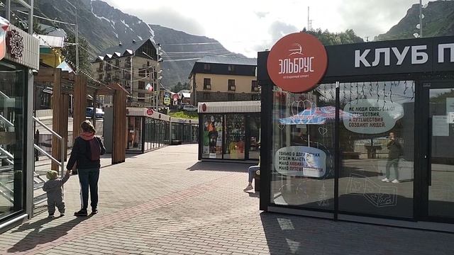 ПОЛЯНА АЗАУ. ЭЛЬБРУС.
 2350 МЕСТОР НАД УРОВНЕМ МОРЯ