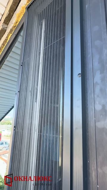Антрацитовая москитная сетка на окне установленная в Севастополе. ОКНАЛЮКС Севастополь.