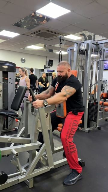 Тренажер на широчайшие мышцы спины