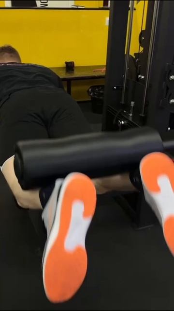 Сгибание ног лежа