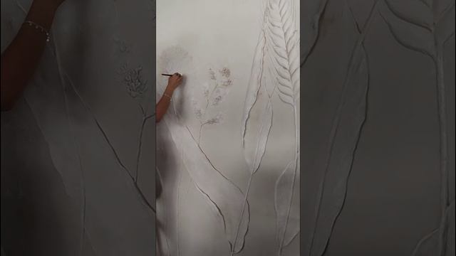 Барельефы из гипса на стене. Ручная работа