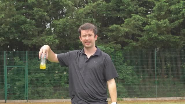 Исправь свою подачу в теннисе с помощью бутылки воды — Урок теннисной подачи