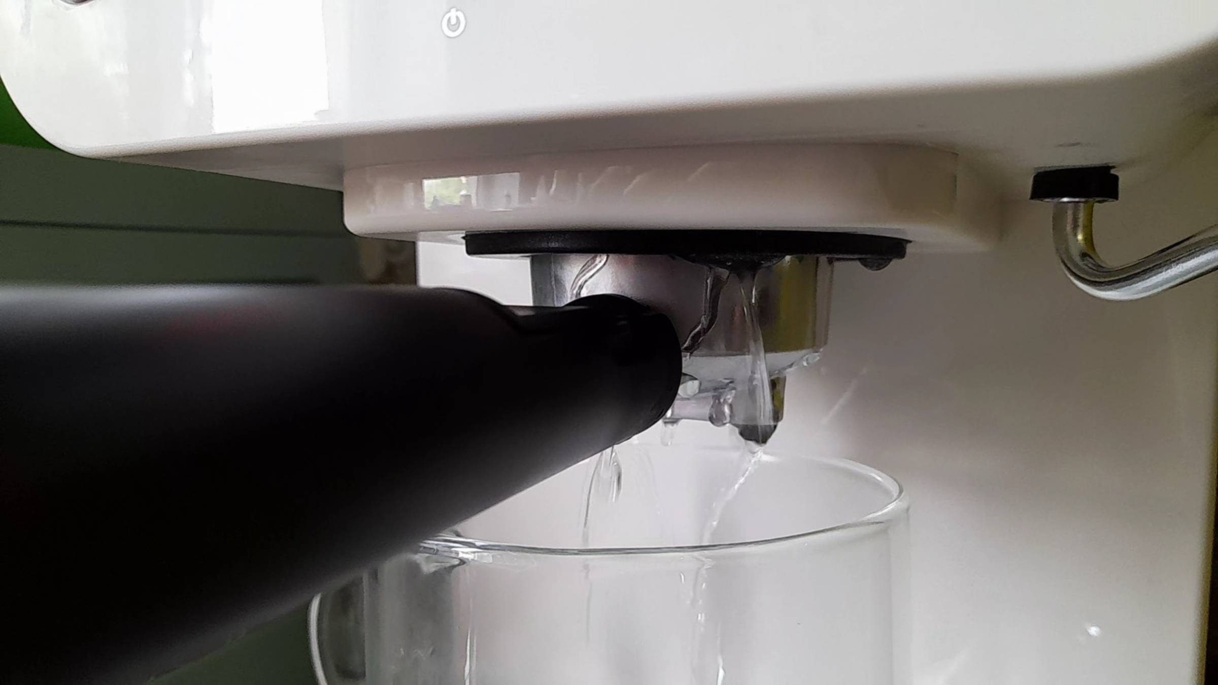 Бракованный рожок от кофеварки Oursson EM1510. Между бойлером и рожком сочится вода