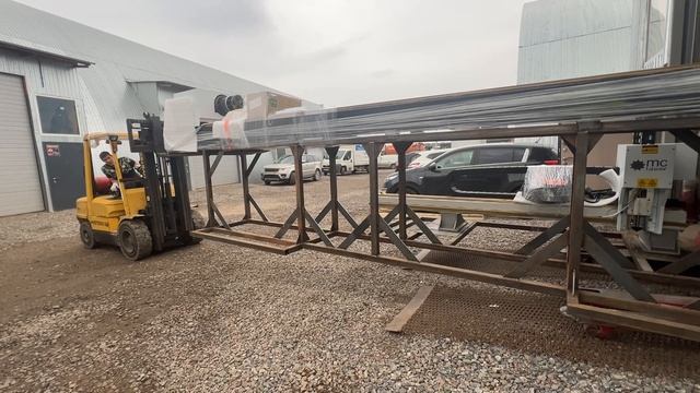 Погрузка. Лазерный станок для резки металла MCLaser LF3015GAR 6000W Raycus (с труборезом)