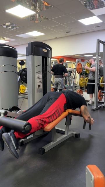 Сгибание ног лежа