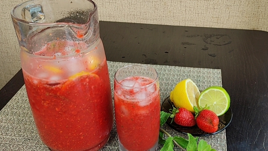 Домашний клубничный лимонад.