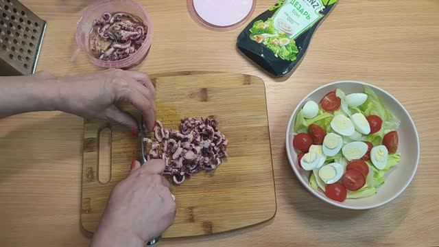 Легкий салат на скорую руку с щупальцами кальмаров