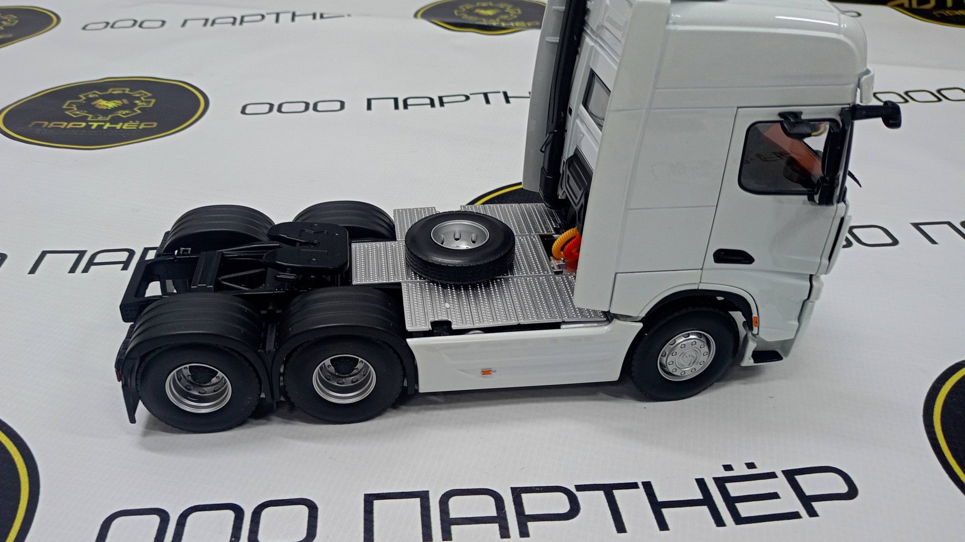 1;24 Масштабная коллекционная модель Тягач Shacman X6000 (15т.р.)