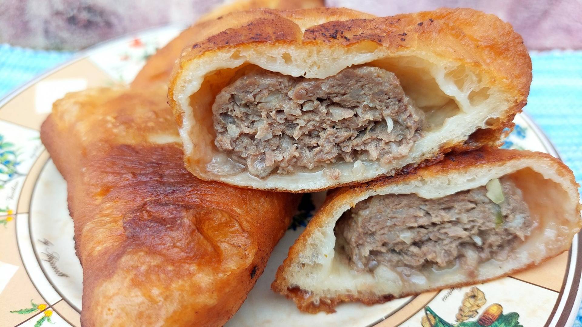 Беляши с фаршем из оленины. Тесто с хрустящей корочкой и воздушное внутри.