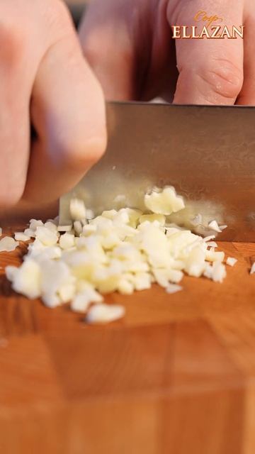 Закуска из пармской ветчины, кремом из сыра с кусочками авокадо и сливочным сыром ELLAZAN.