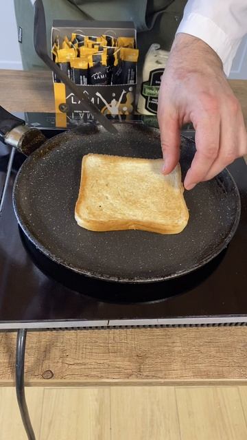 Сэндвич с мягким сыром LAMI и куриной грудкой