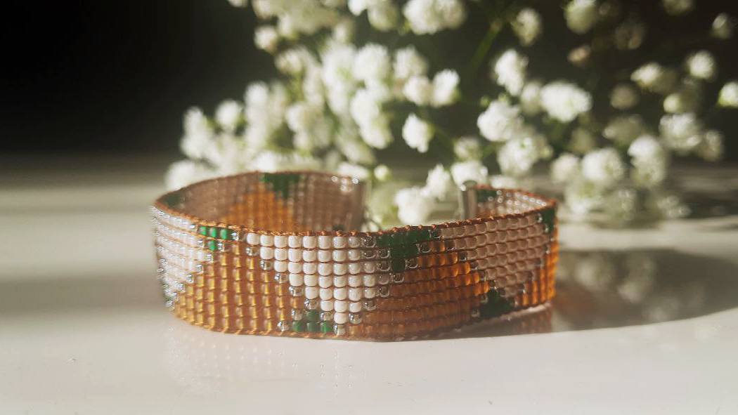 Браслет из бисера. Три цвета : Бежевый, коньячный и зелёный.