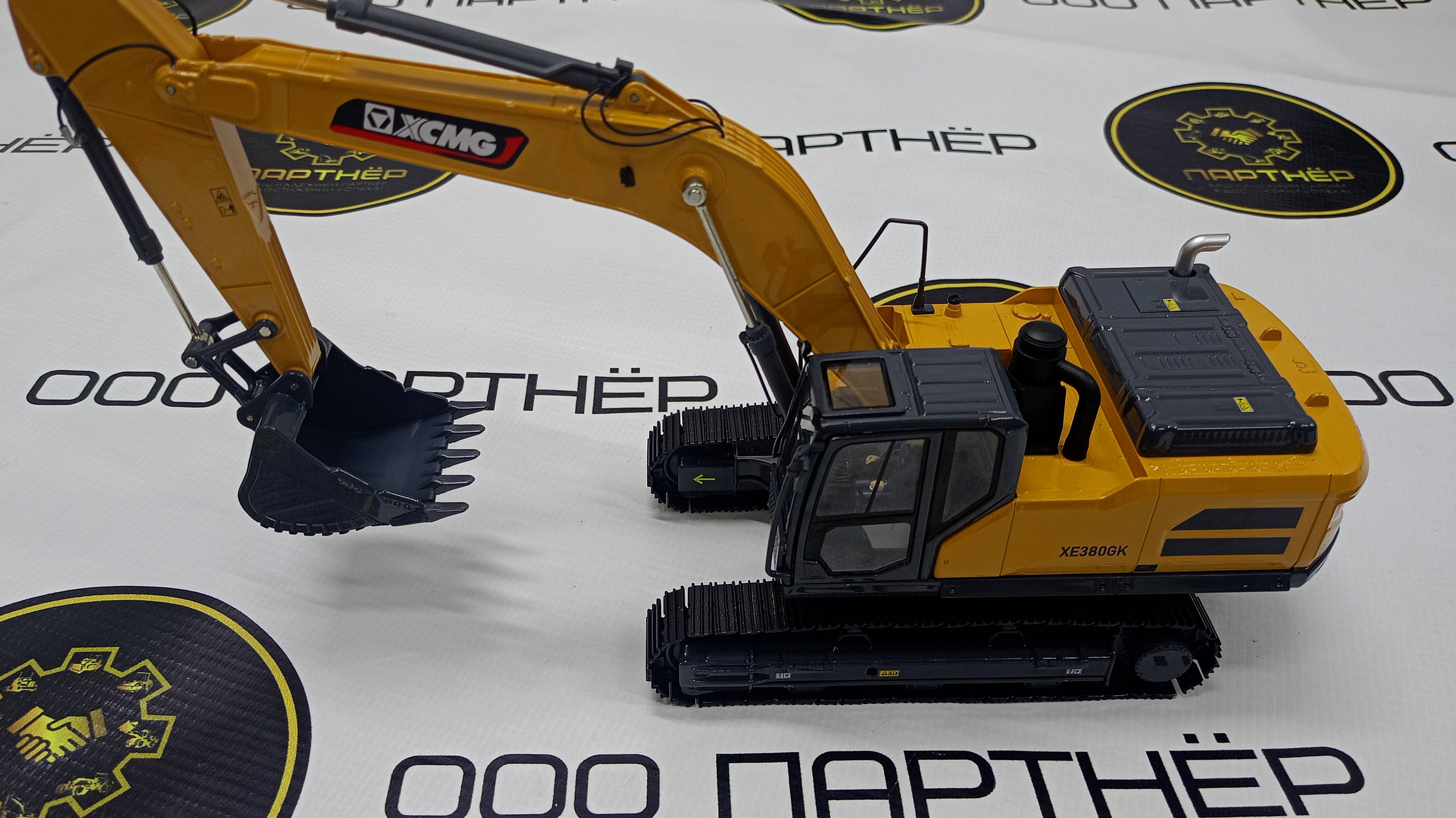 1;30 Масштабная коллекционная модель Гусеничный экскаватор XCMG XE380GK (15т.р.)